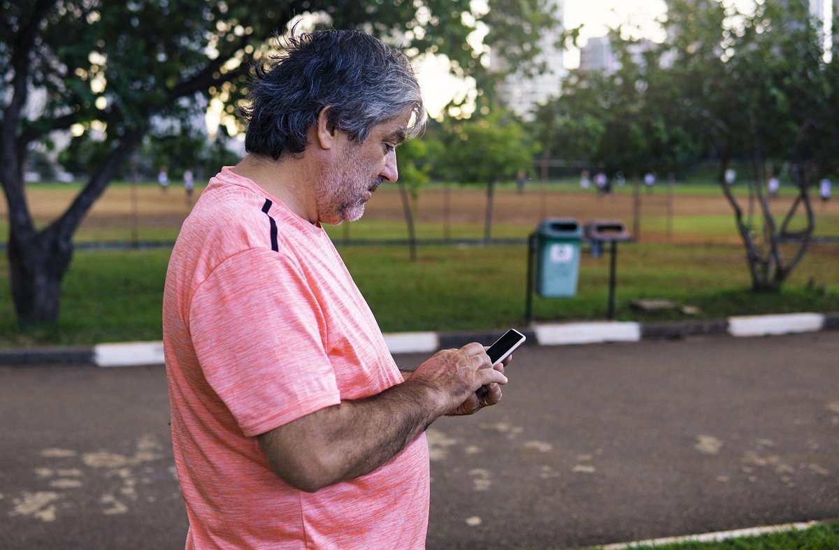 Choosing Between a Walker and Cane for Seniors Mobility - Active Aging ...